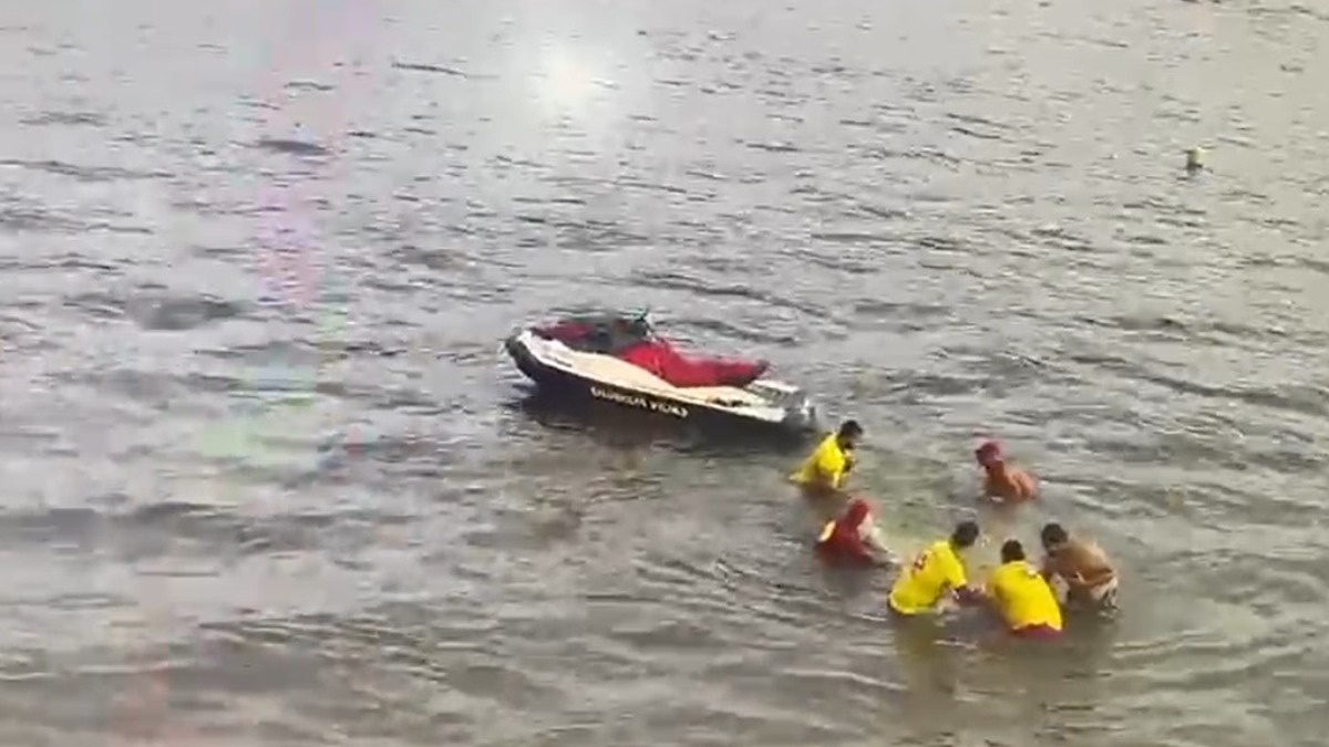 Barco naufraga e sete pessoas são resgatadas por guarda-vidas em ...