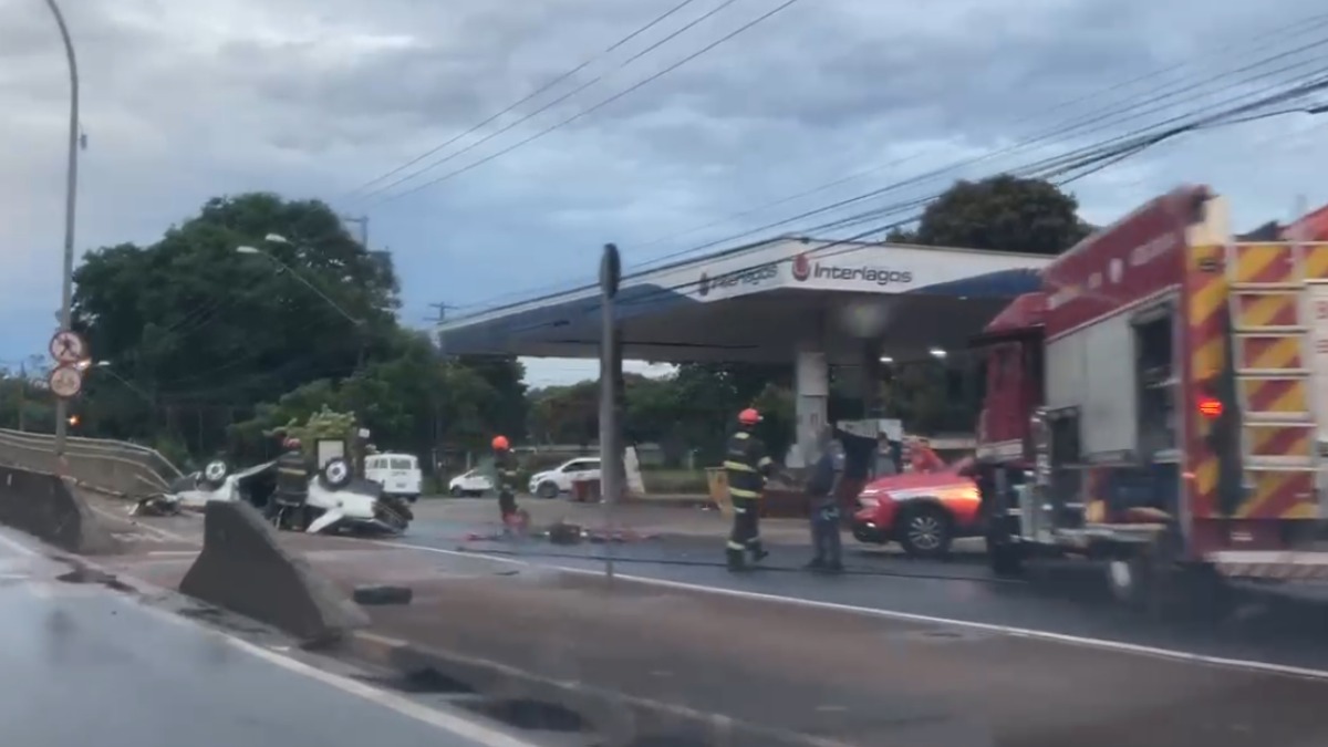Motorista perde o controle e capota carro no acesso a rodovia Anhanguera na avenida Henri Nestlé ...
