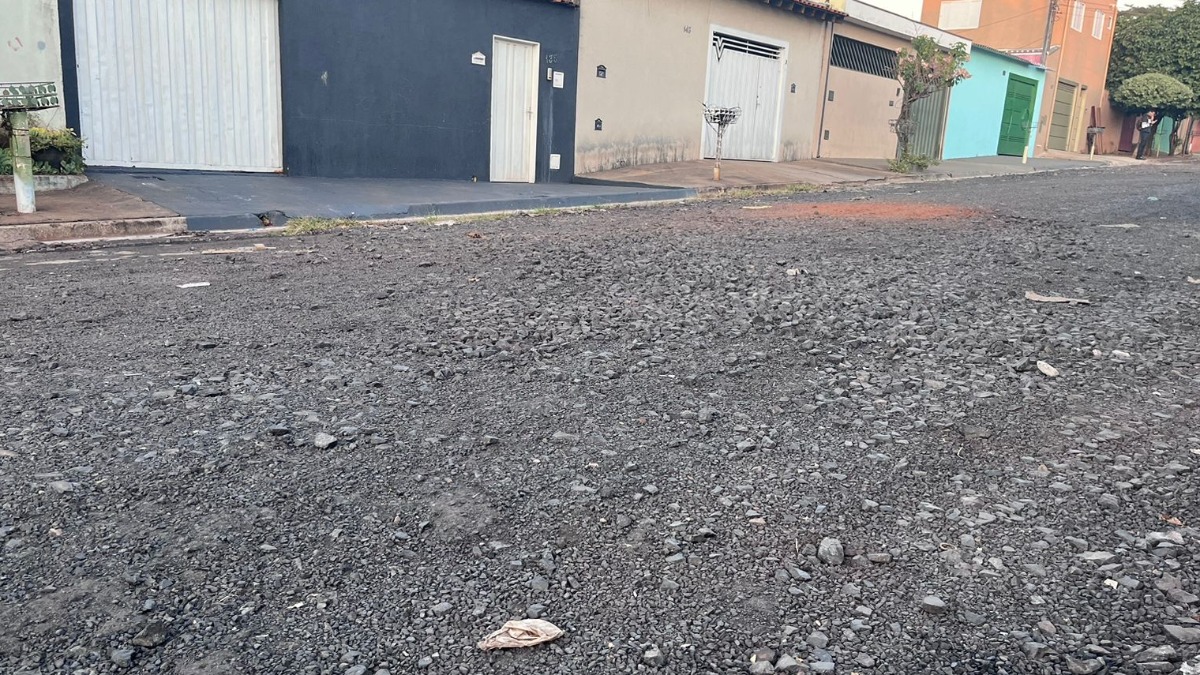 Ruas sem asfalto, poeira que vem do chão e pedras espalhadas ...