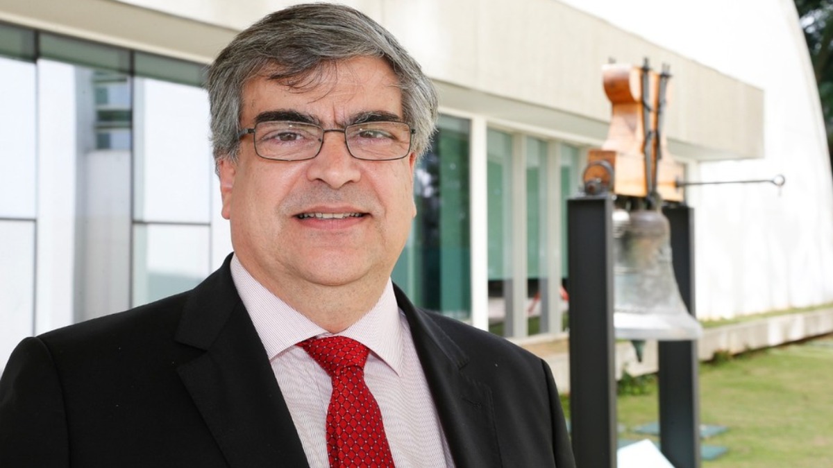 Dr. Carlos Carlotti Júnior, professor da Faculdade de Medicina de ...